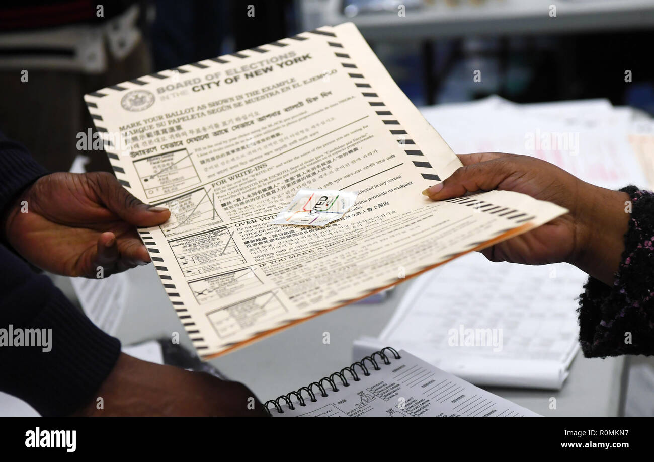 Voter cast ballot united states hi-res stock photography and images - Alamy