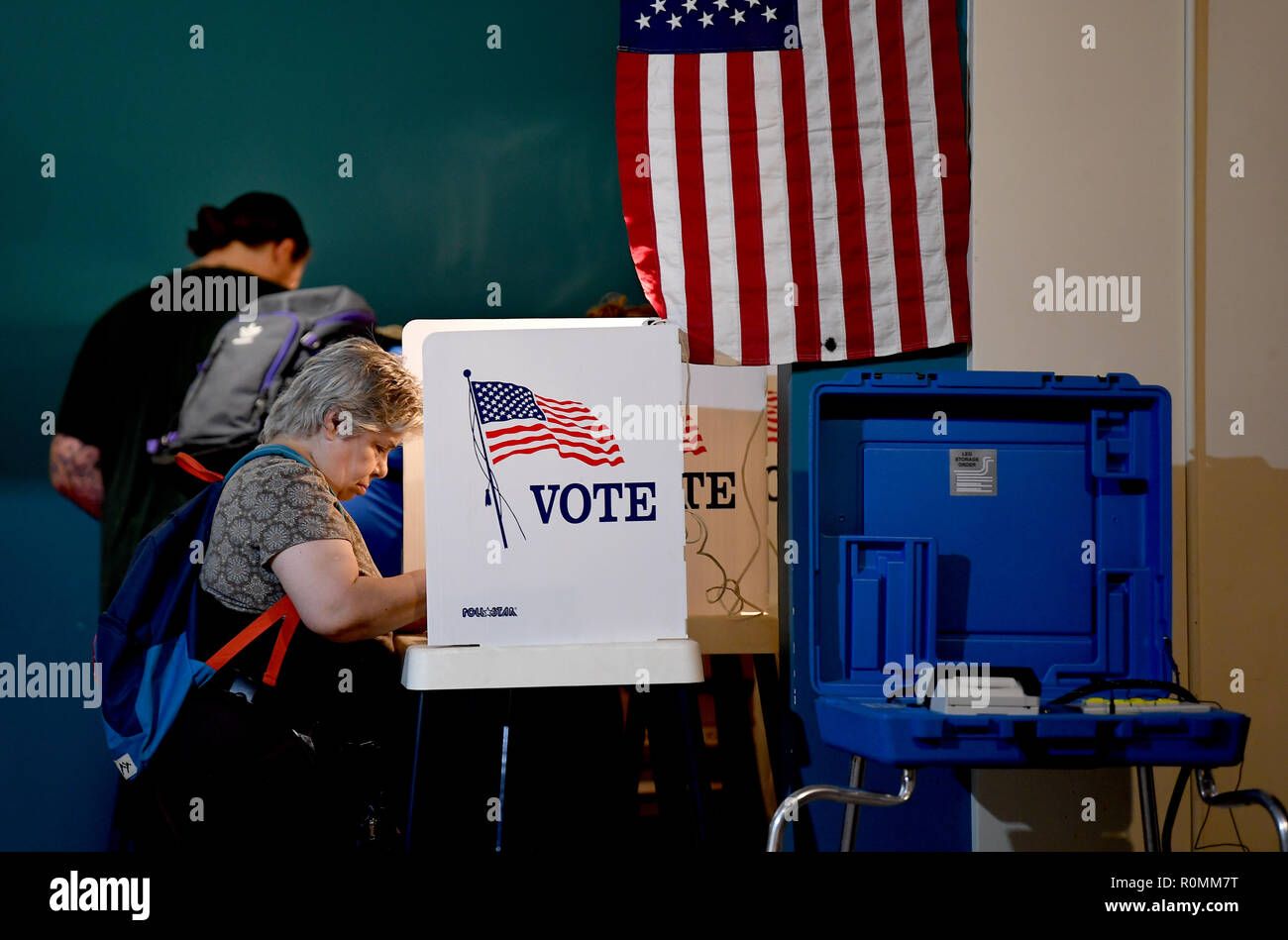 Los Angeles, USA. 06th Nov, 2018. Voters cast their votes. In the ...