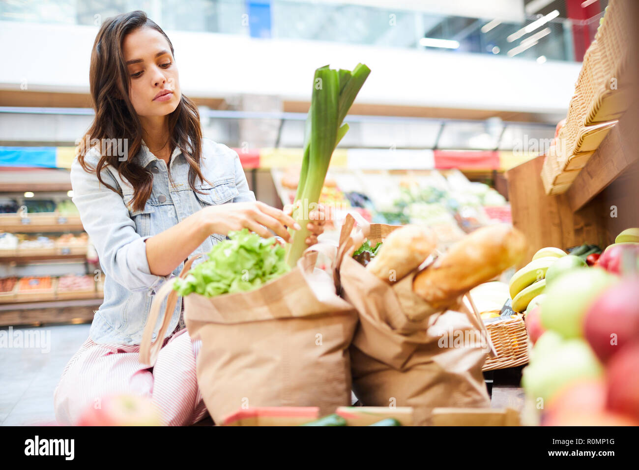 Supermarket packing food woman hi-res stock photography and images - Alamy