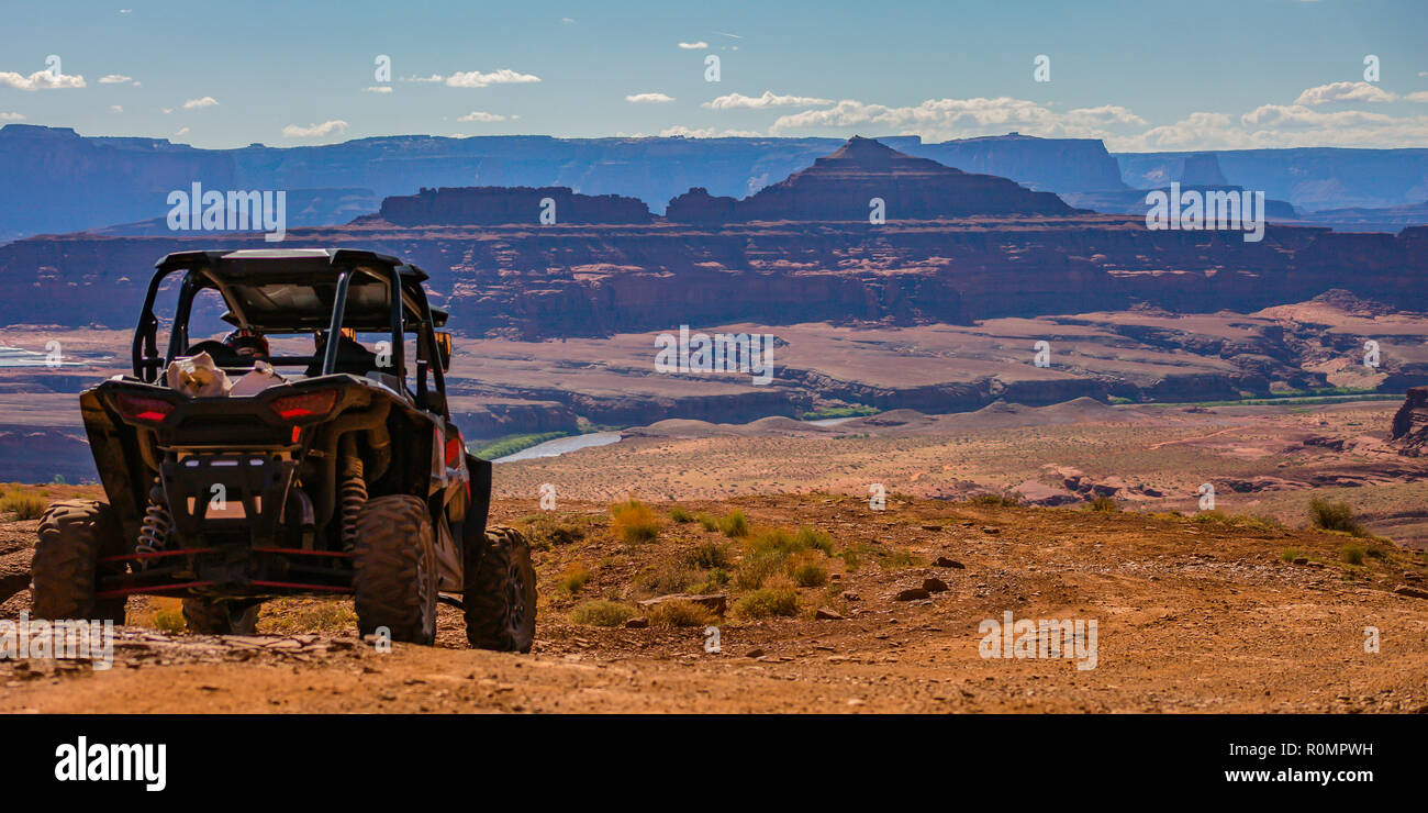 Off road vehicle and striking cliffs in Moab Utah Stock Photo - Alamy