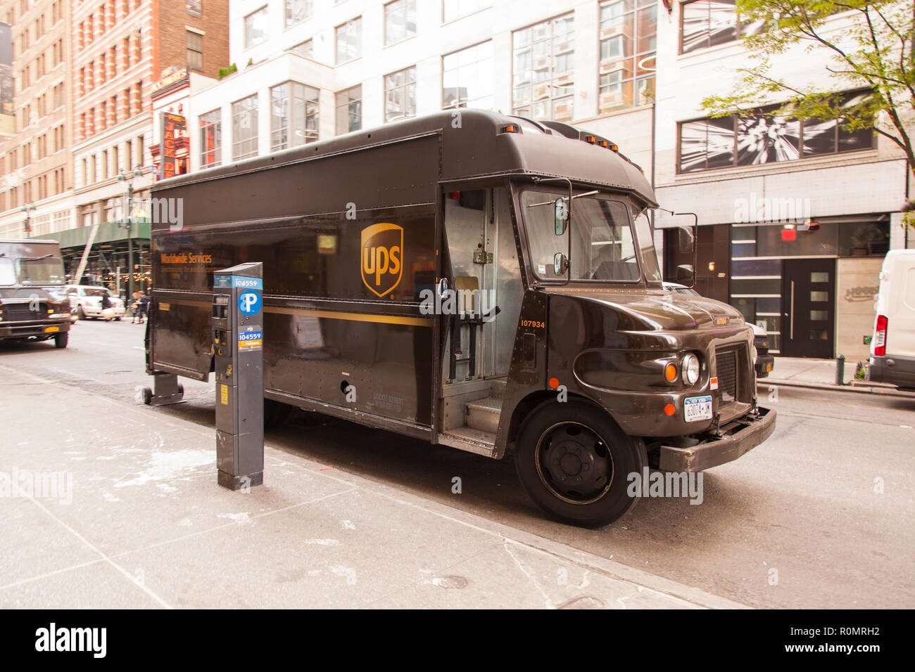 Ups delivery truck usa hi-res stock photography and images - Alamy