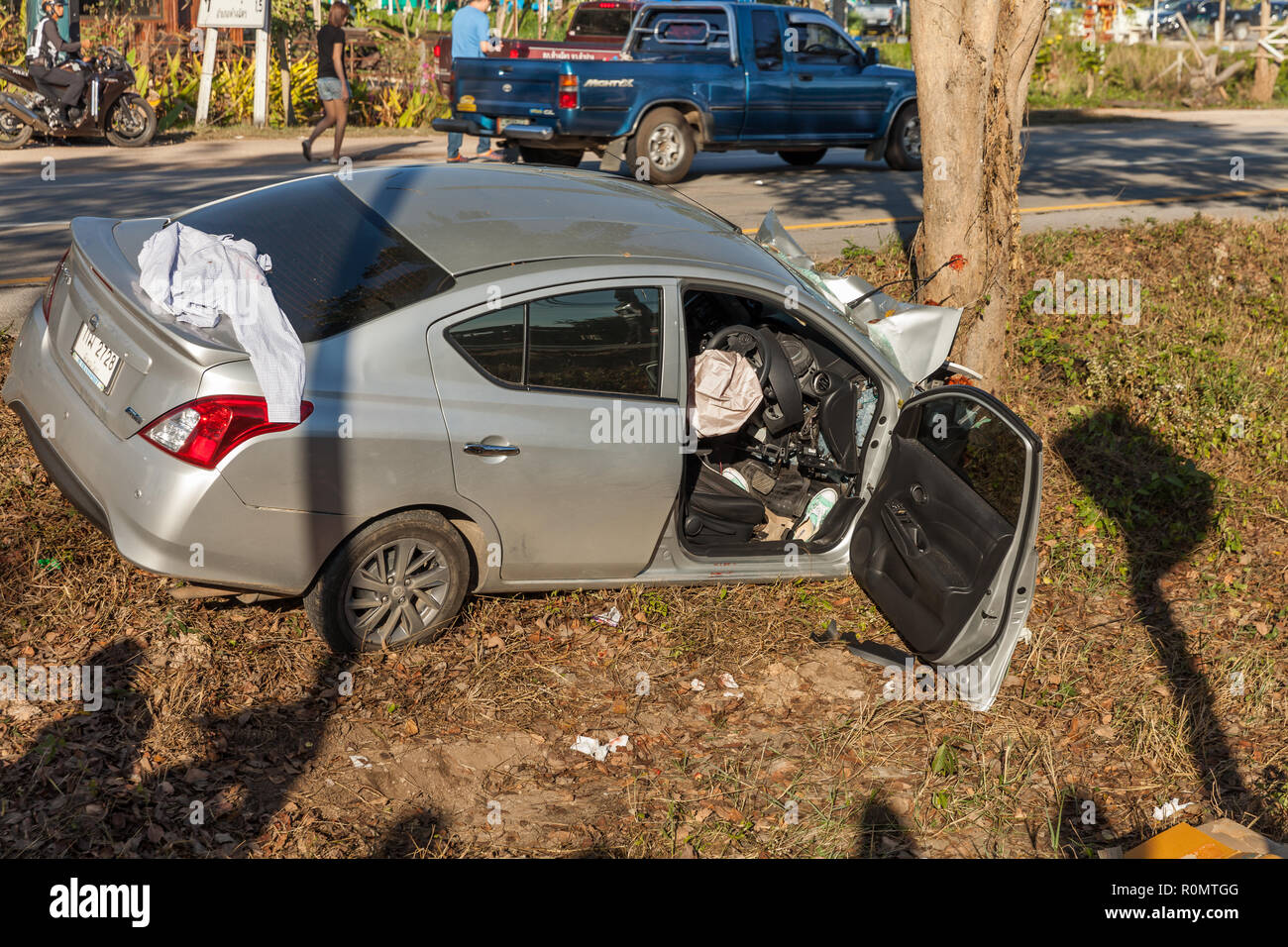 People help accident person hi-res stock photography and images - Alamy
