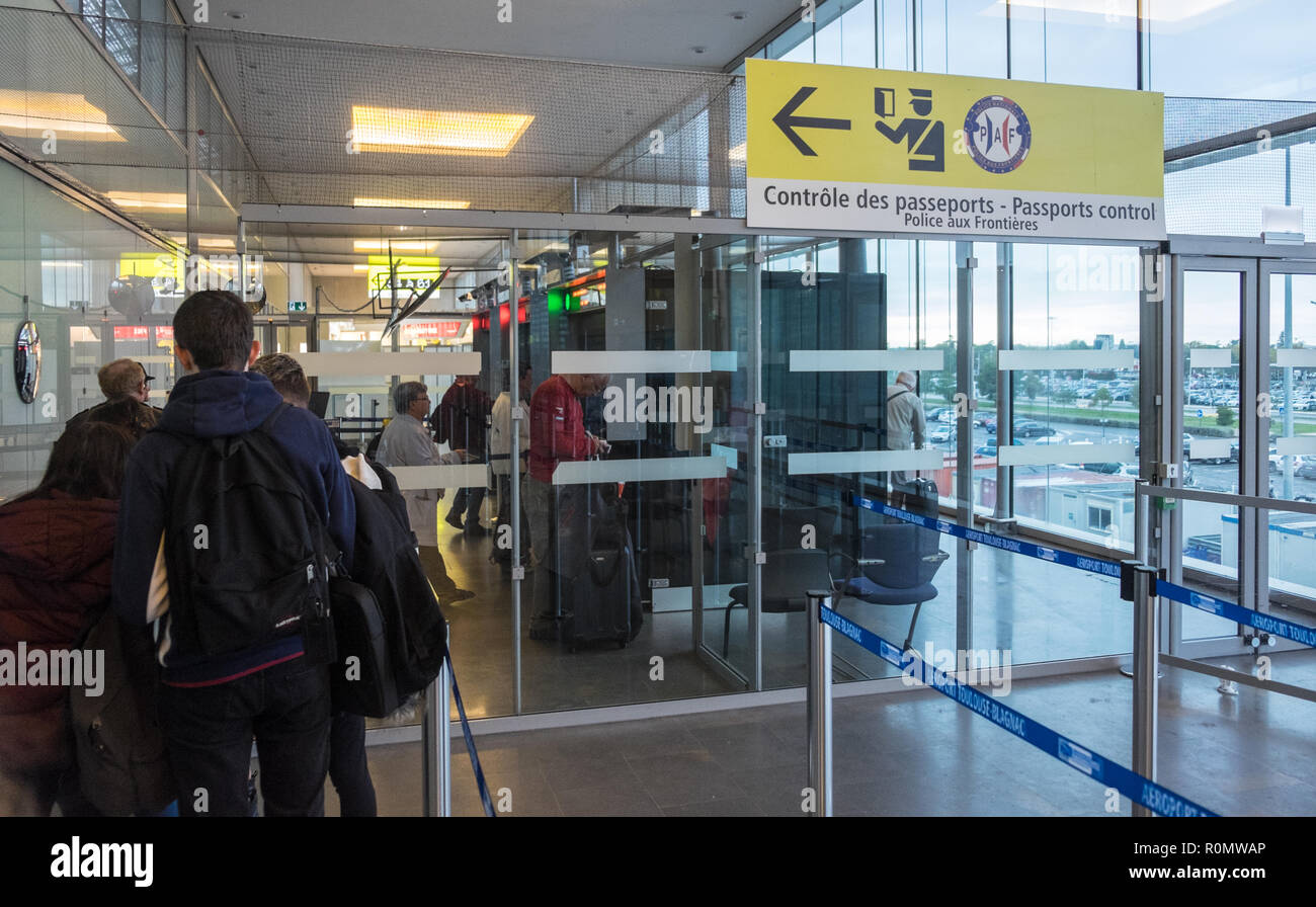 Passport control airport france hi-res stock photography and images - Alamy