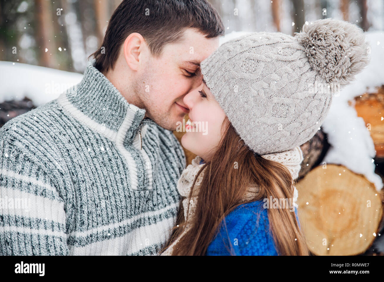 Couple kissing cold hi-res stock photography and images - Alamy