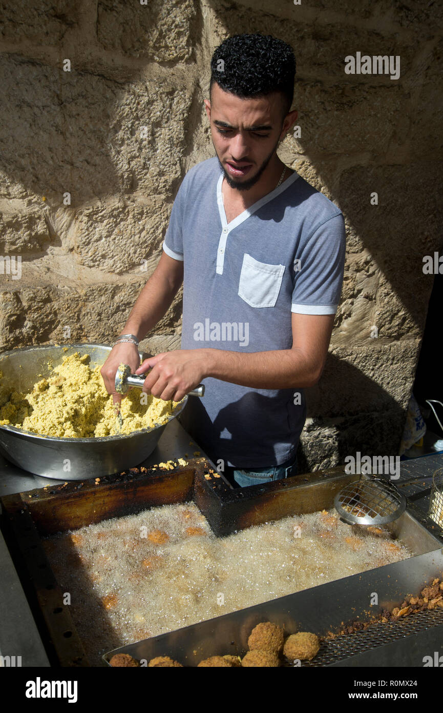 Bethlehem. Palestine. Young man making falaffels Stock Photo - Alamy