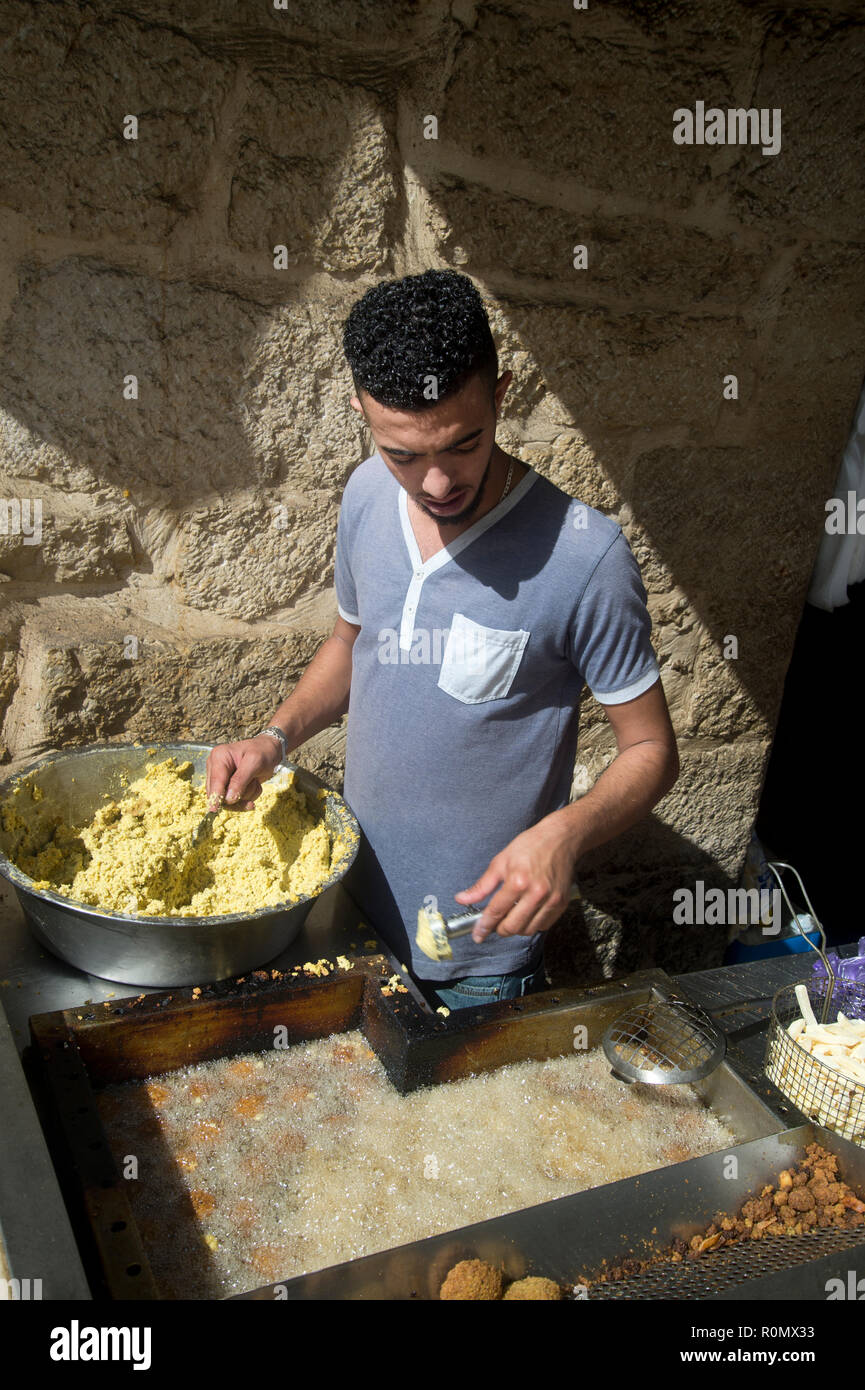 Bethlehem. Palestine. Young man making falaffels Stock Photo - Alamy