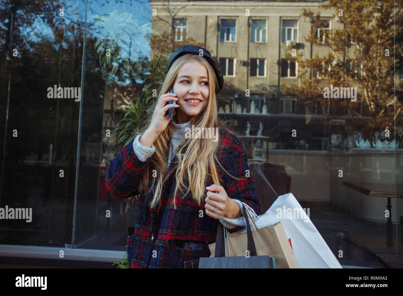 Phone call outdoors hi-res stock photography and images - Alamy