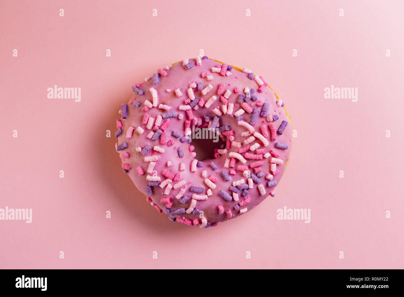 Single round donut on pink background Stock Photo - Alamy