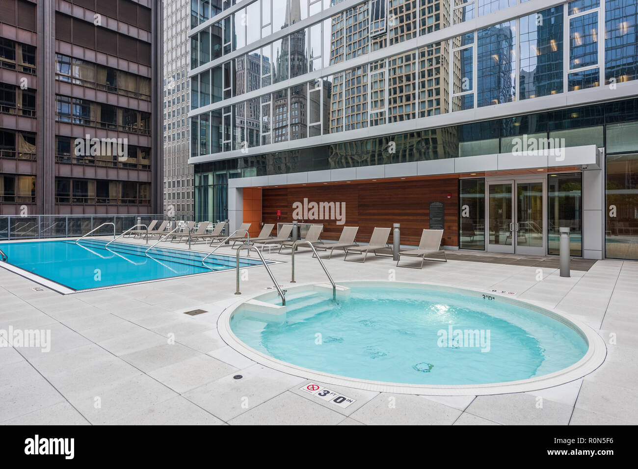 Pool at multi unit condominium building in downtown Chicago Stock Photo ...