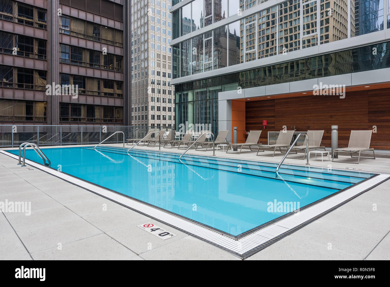 Pool at multi unit condominium building in downtown Chicago Stock Photo ...