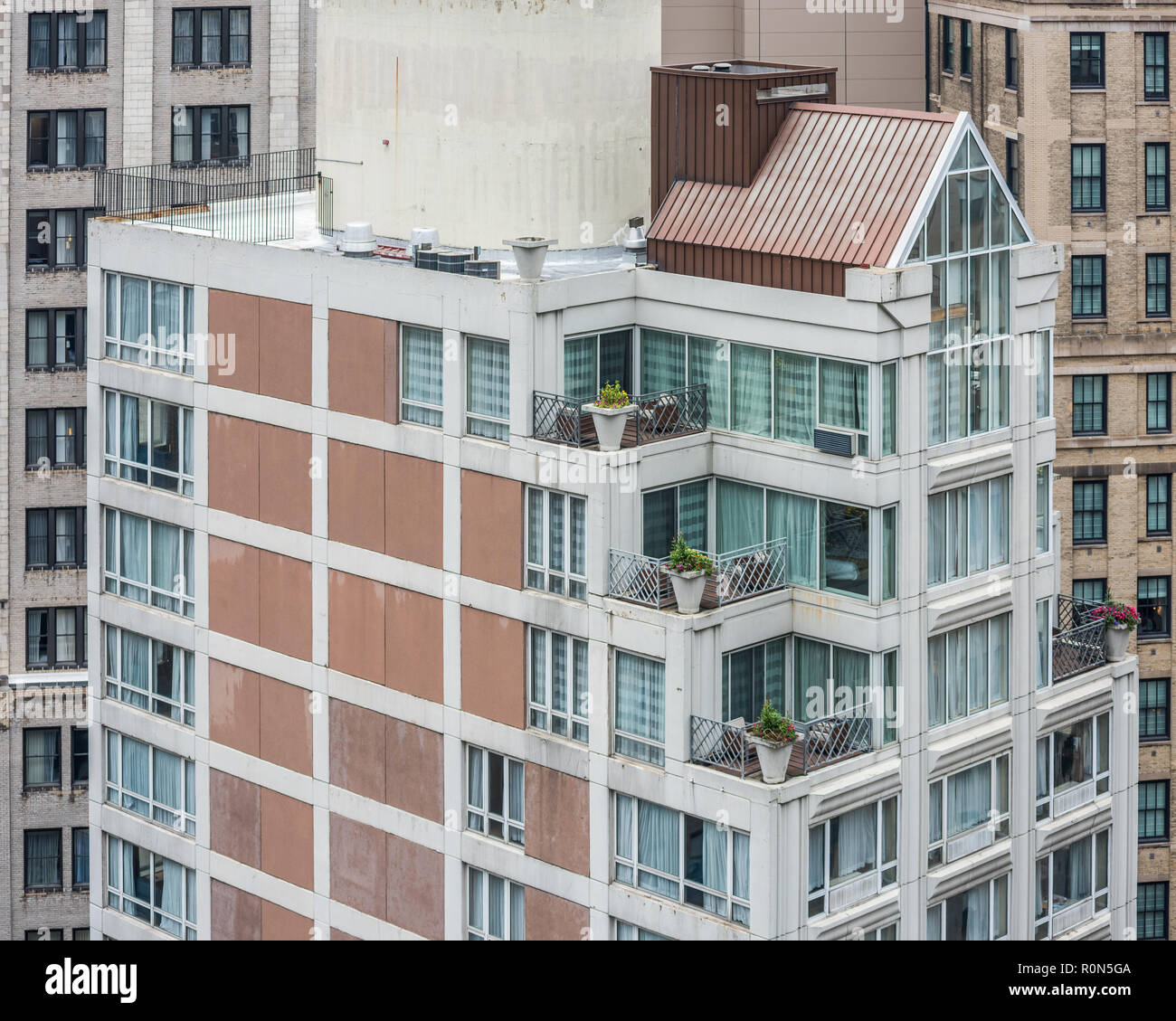 Multi unit condominium building in downtown Chicago Stock Photo - Alamy