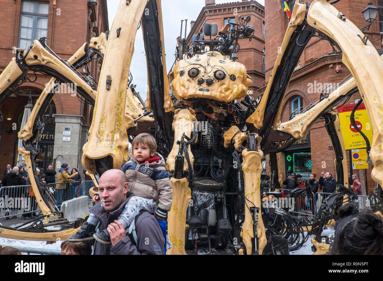 A gigantic mechanical spider hi-res stock photography and images - Alamy