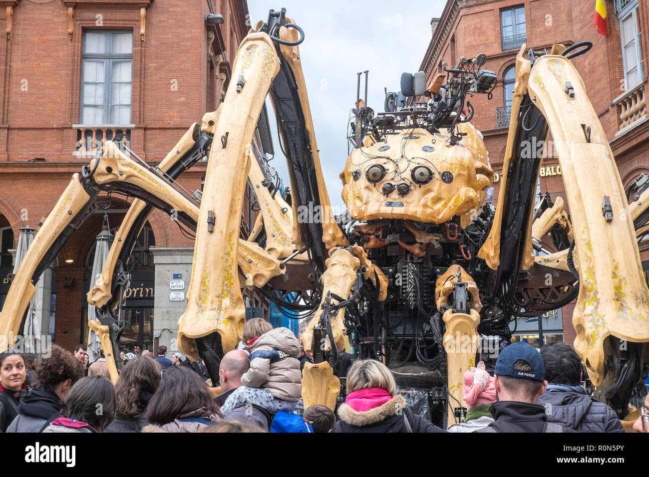 A gigantic mechanical spider hi-res stock photography and images - Alamy