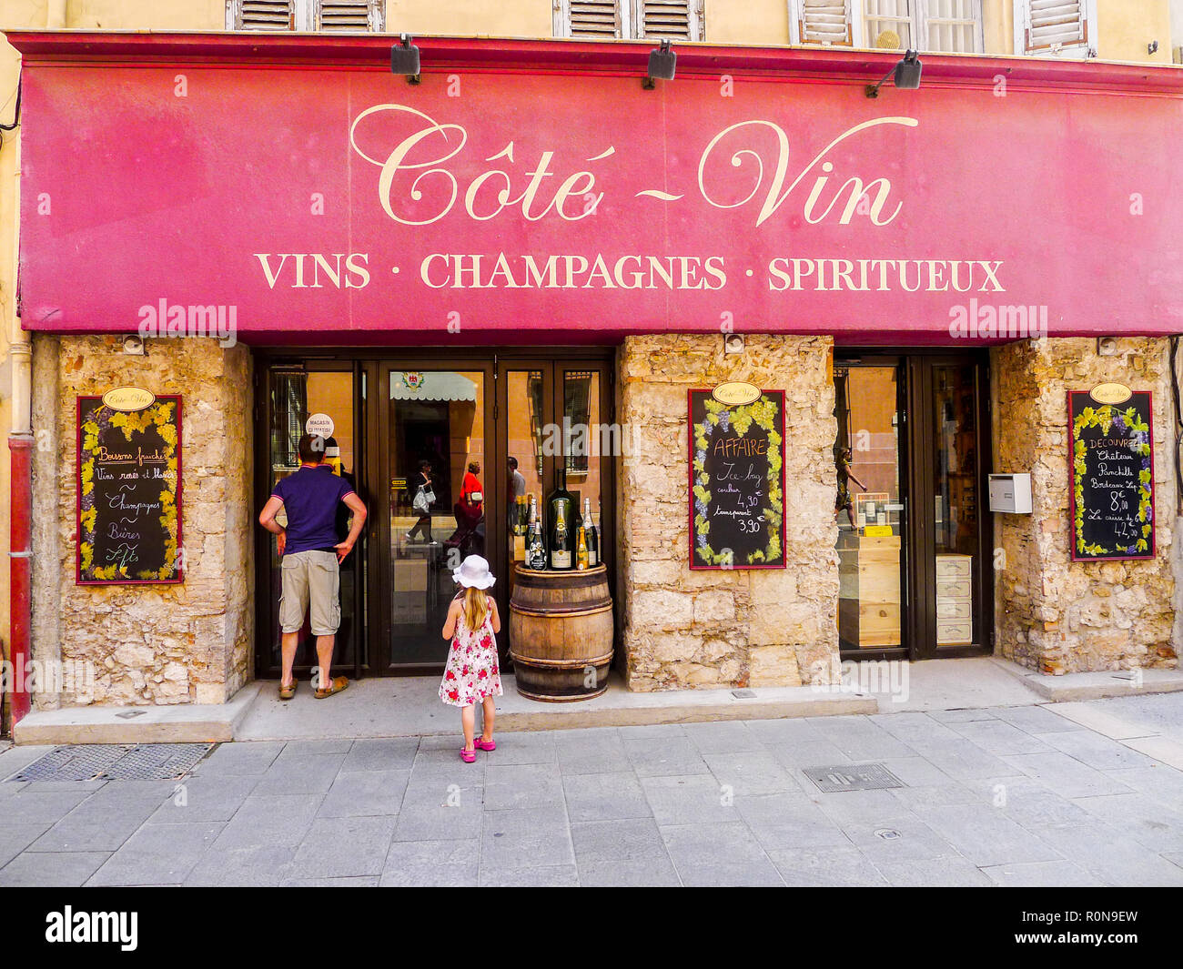 Traditional french off licence hi-res stock photography and images - Alamy