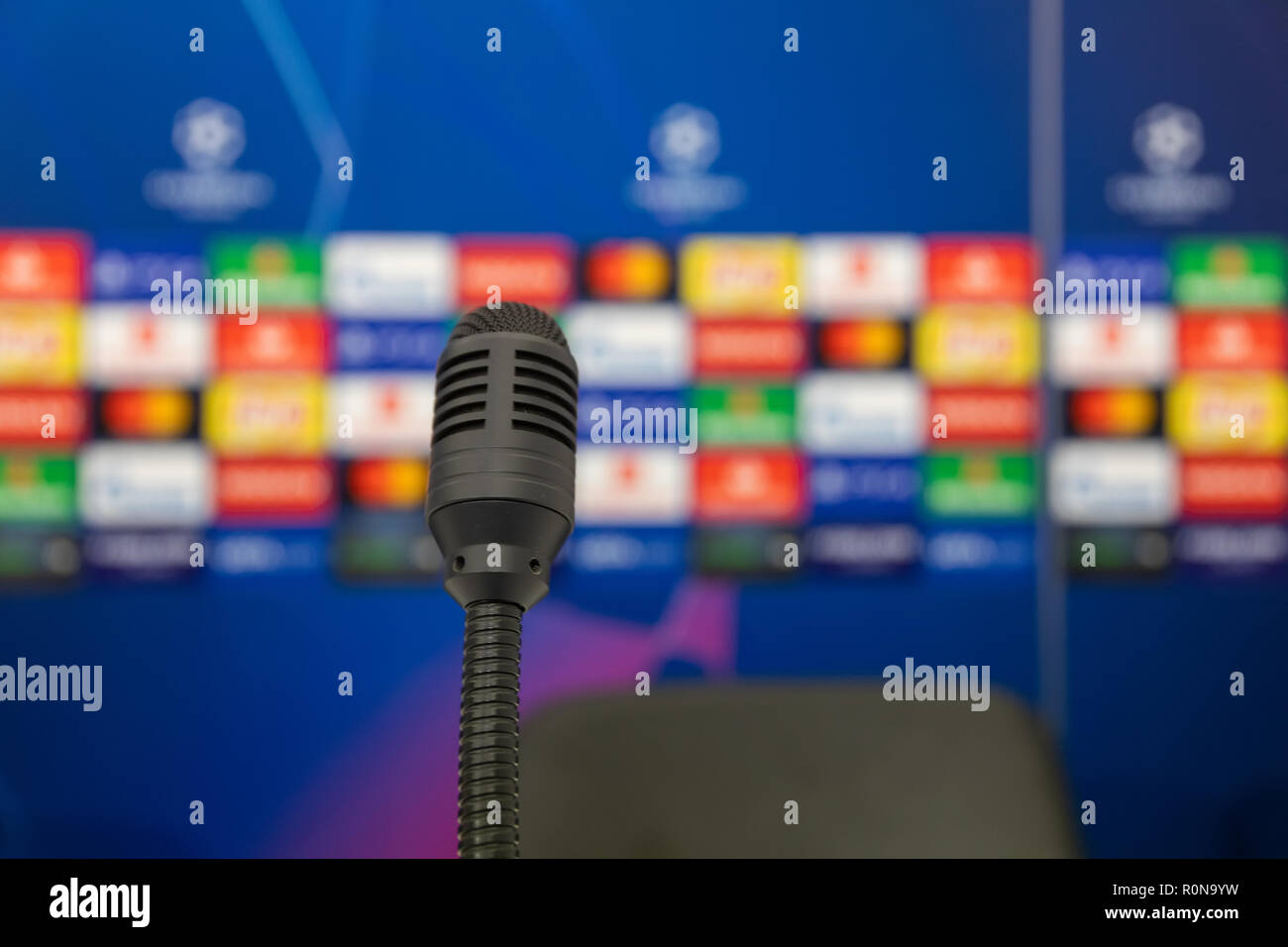 Tv game show panel hi-res stock photography and images - Alamy