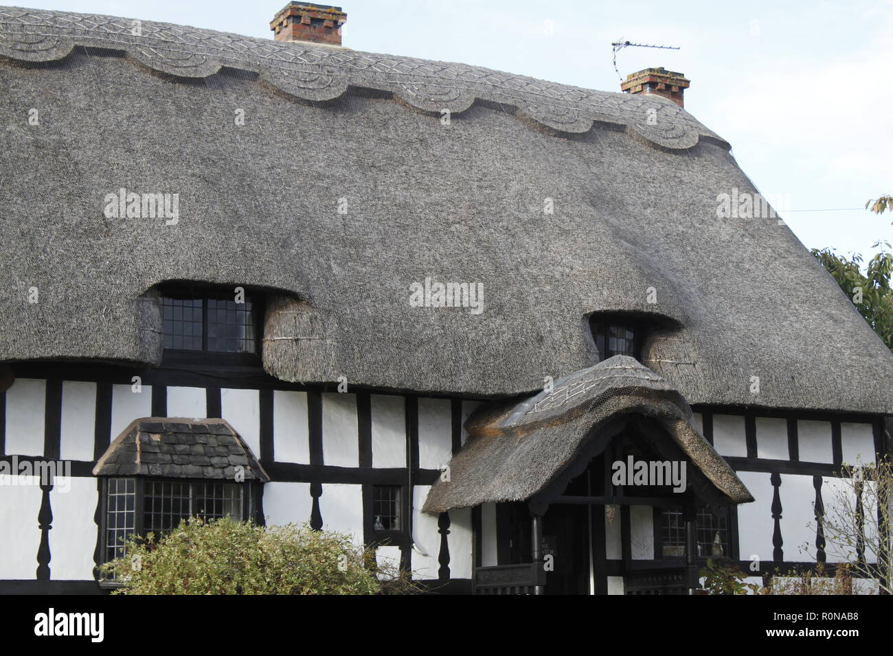 Thatched tudor house hi-res stock photography and images - Alamy