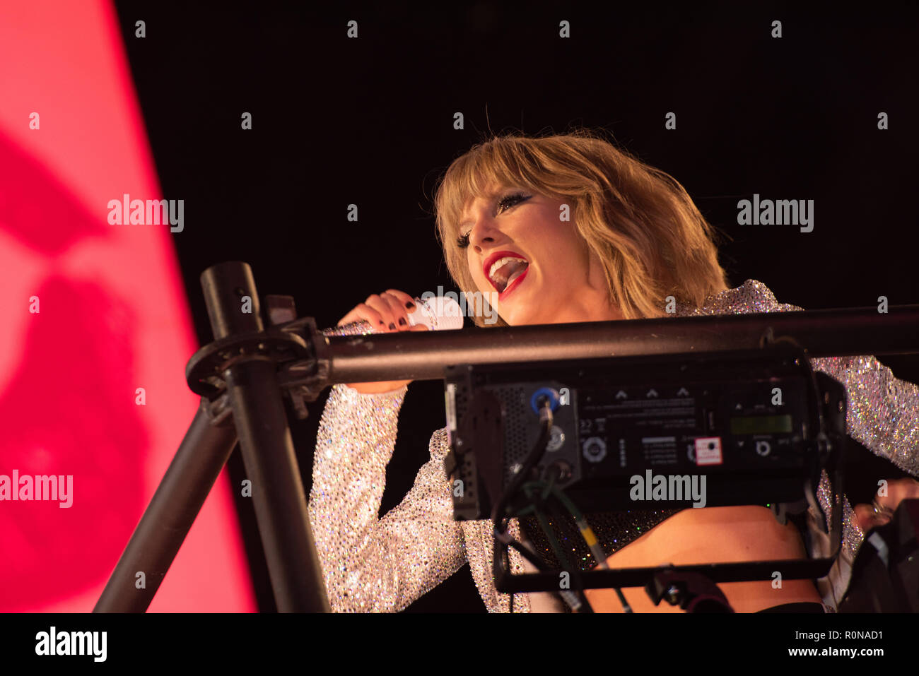 Taylor Swift performing at NY New Year's eve Stock Photo - Alamy