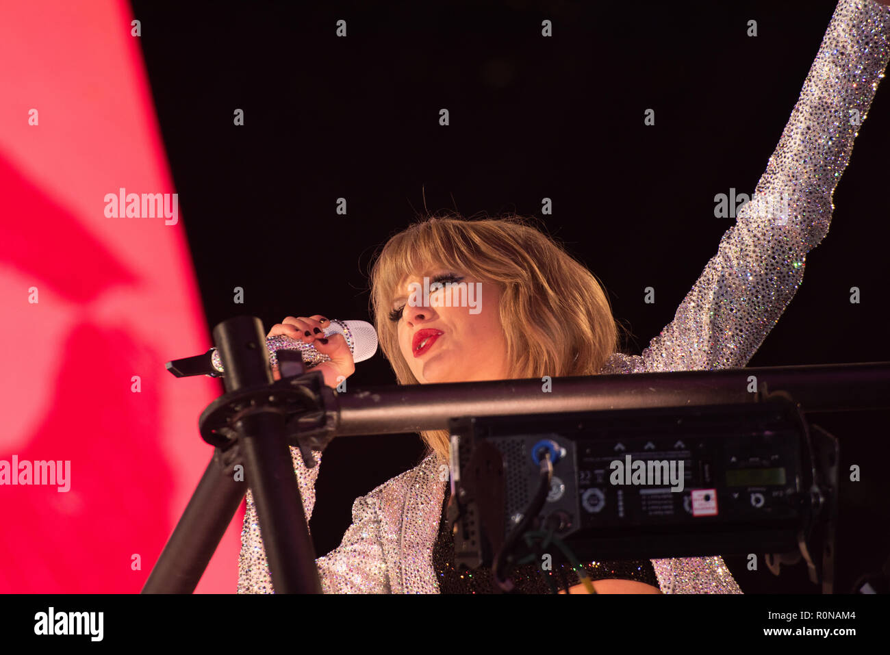 Taylor Swift performing at NY New Year's eve Stock Photo - Alamy