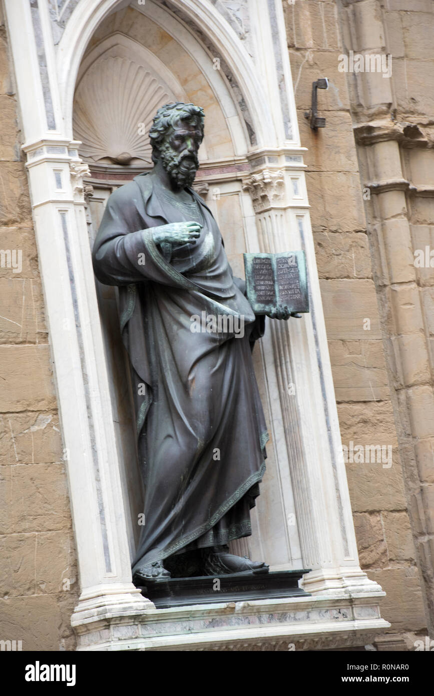 Church of saint matthew statue hi-res stock photography and images - Alamy