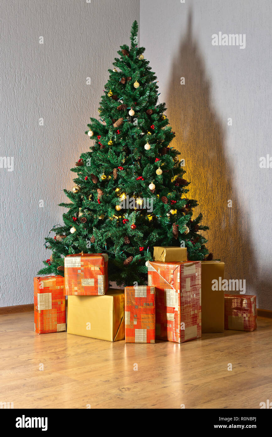 Christmas tree with gifts in an empty room Stock Photo - Alamy