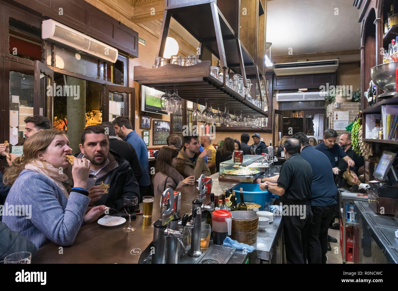 Crowded bar hi-res stock photography and images - Alamy