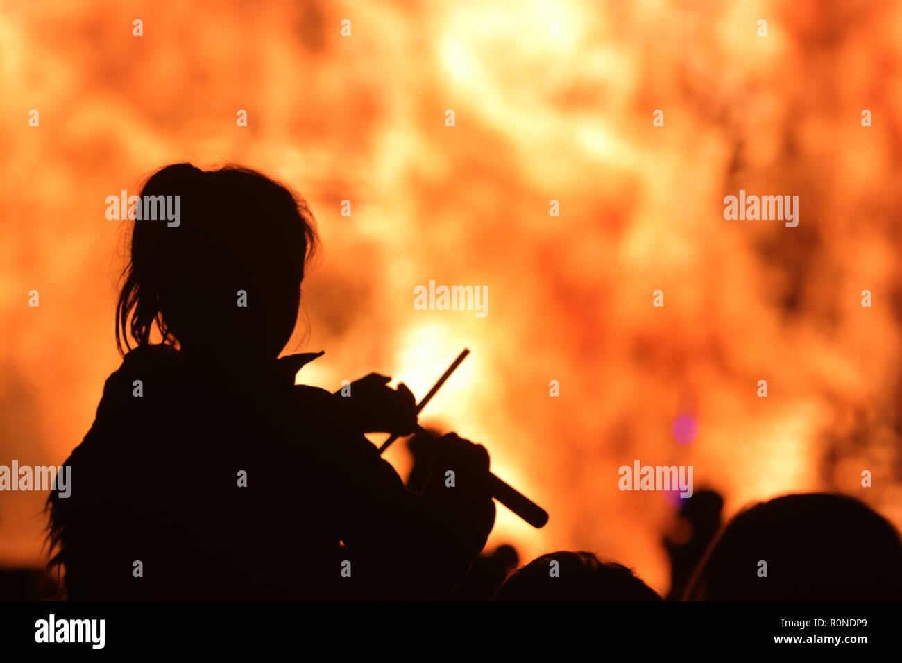 Bonfire people silhouette hi-res stock photography and images - Alamy
