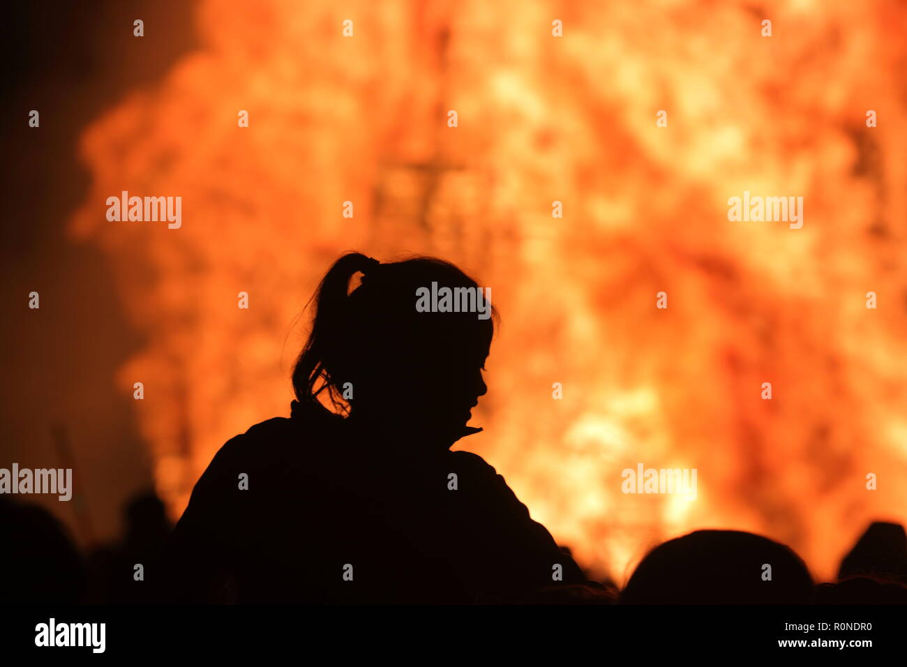 Bonfire people silhouette hi-res stock photography and images - Alamy