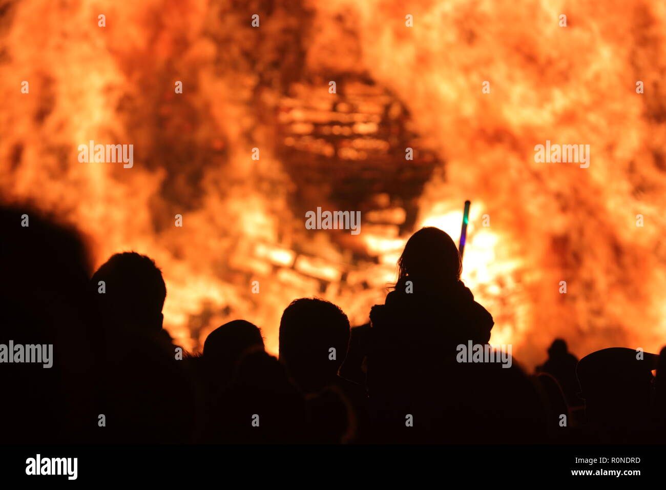 Bonfire people silhouette hi-res stock photography and images - Alamy