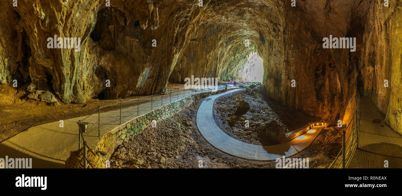 Postojna cave reka hi-res stock photography and images - Alamy