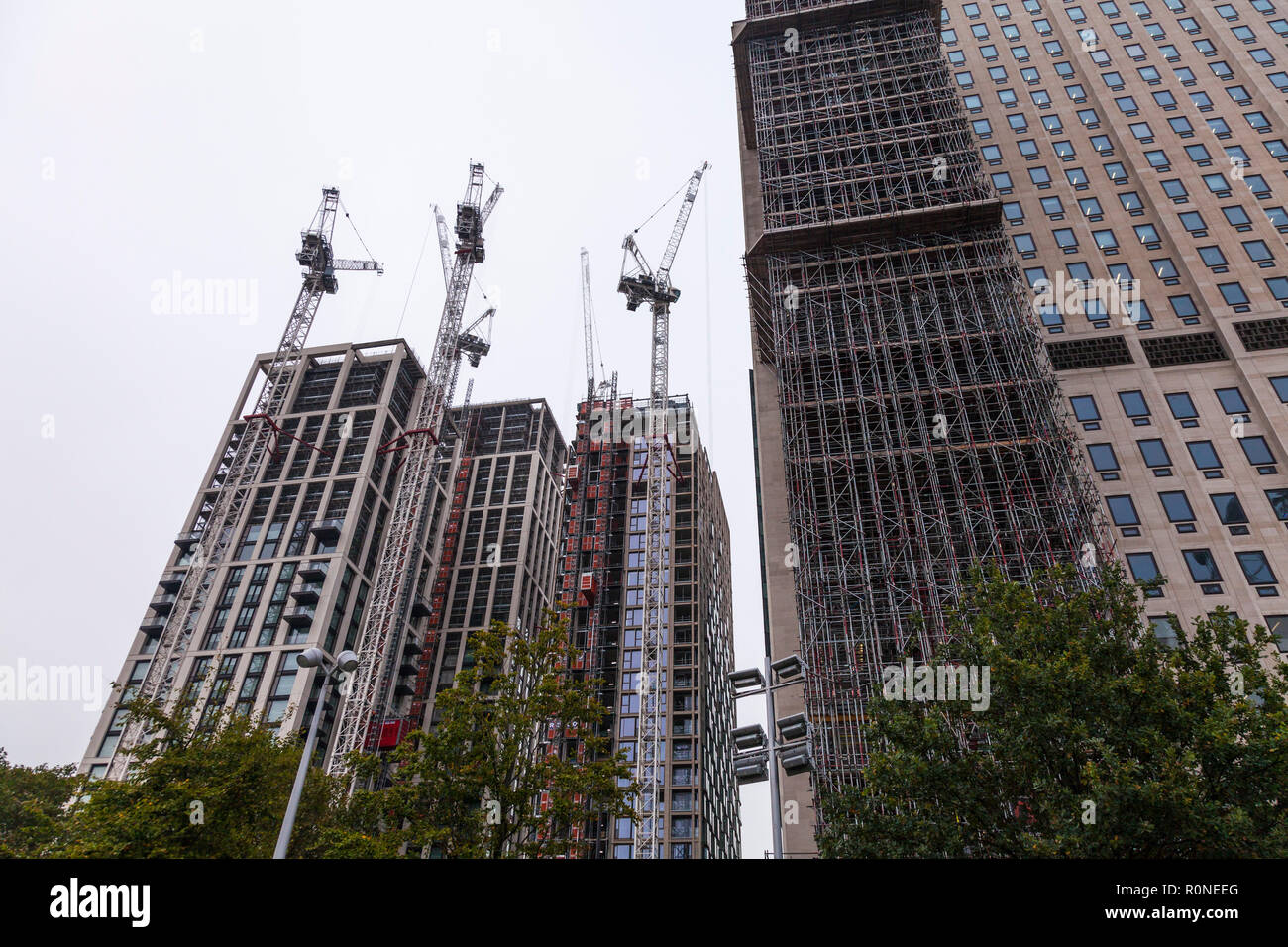 Scaffolding tower block hi-res stock photography and images - Alamy