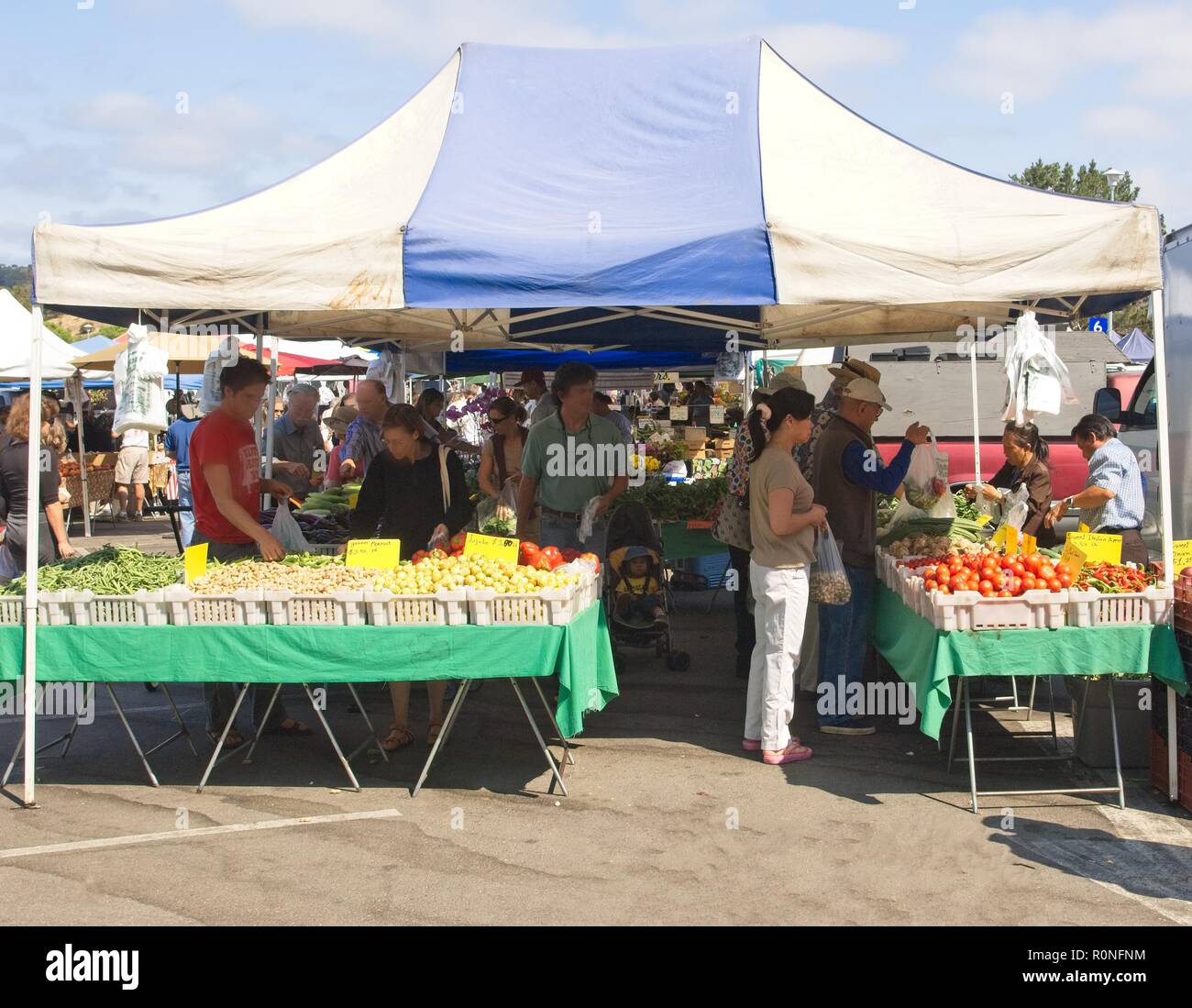 A stall at the Farmers Market selling fruits and vegetables Stock Photo ...