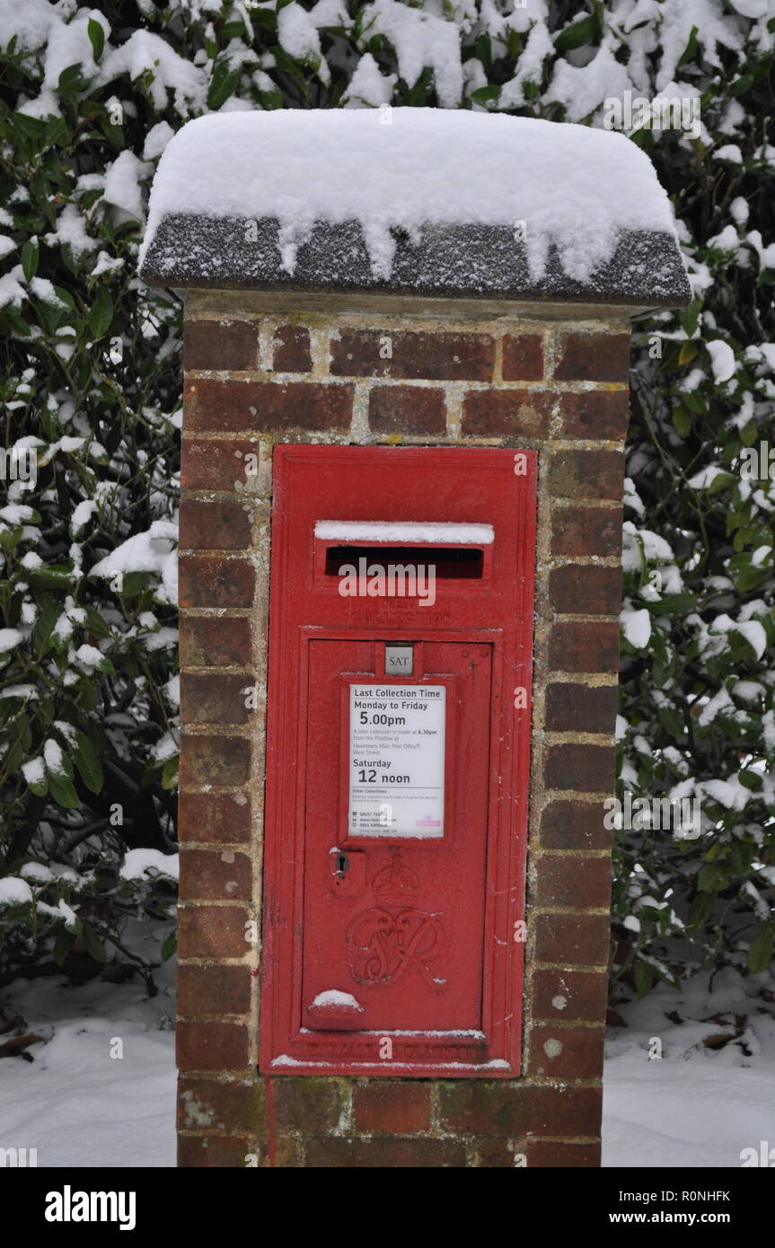 Postbox in england hi-res stock photography and images - Alamy
