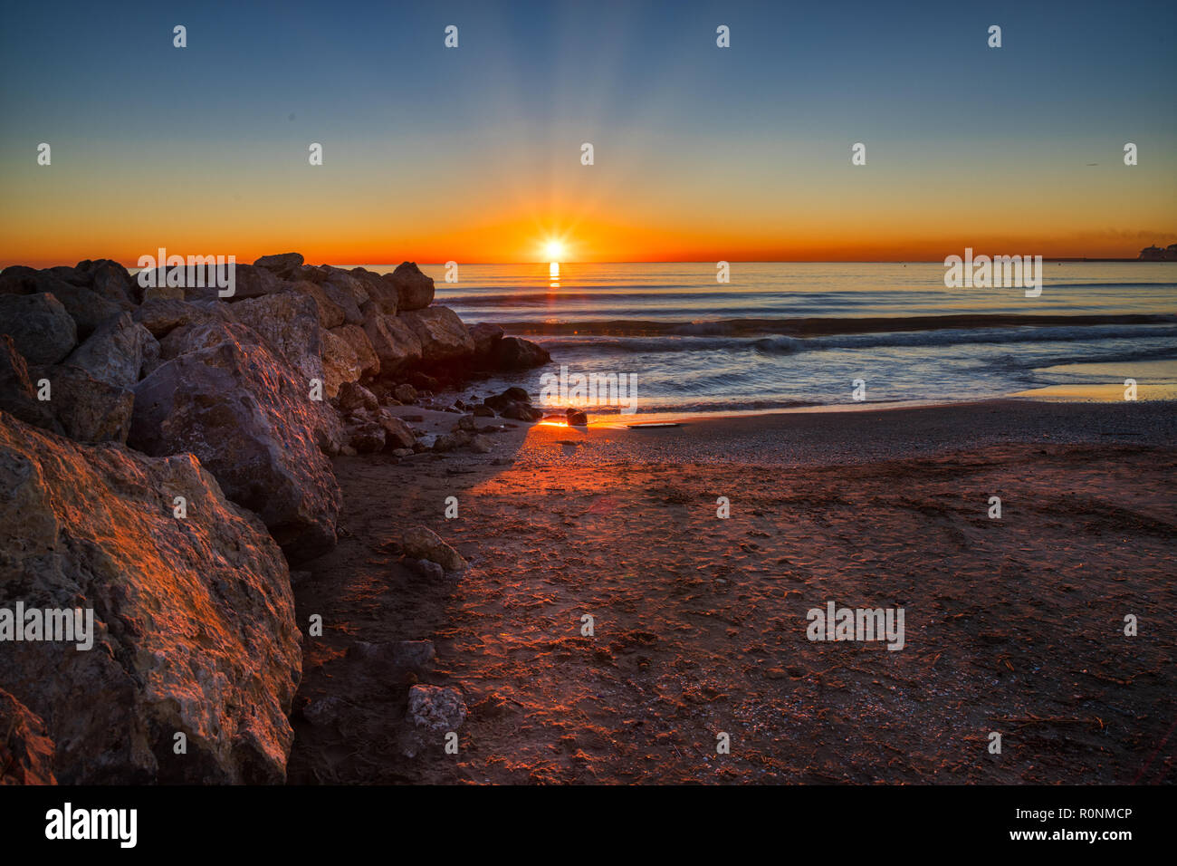 Tropical ocean deep water sun island hi-res stock photography and ...