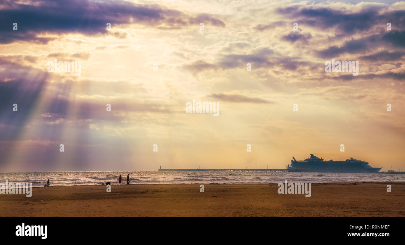 Horizontal photo of the rays from the sun low on the horizon ...