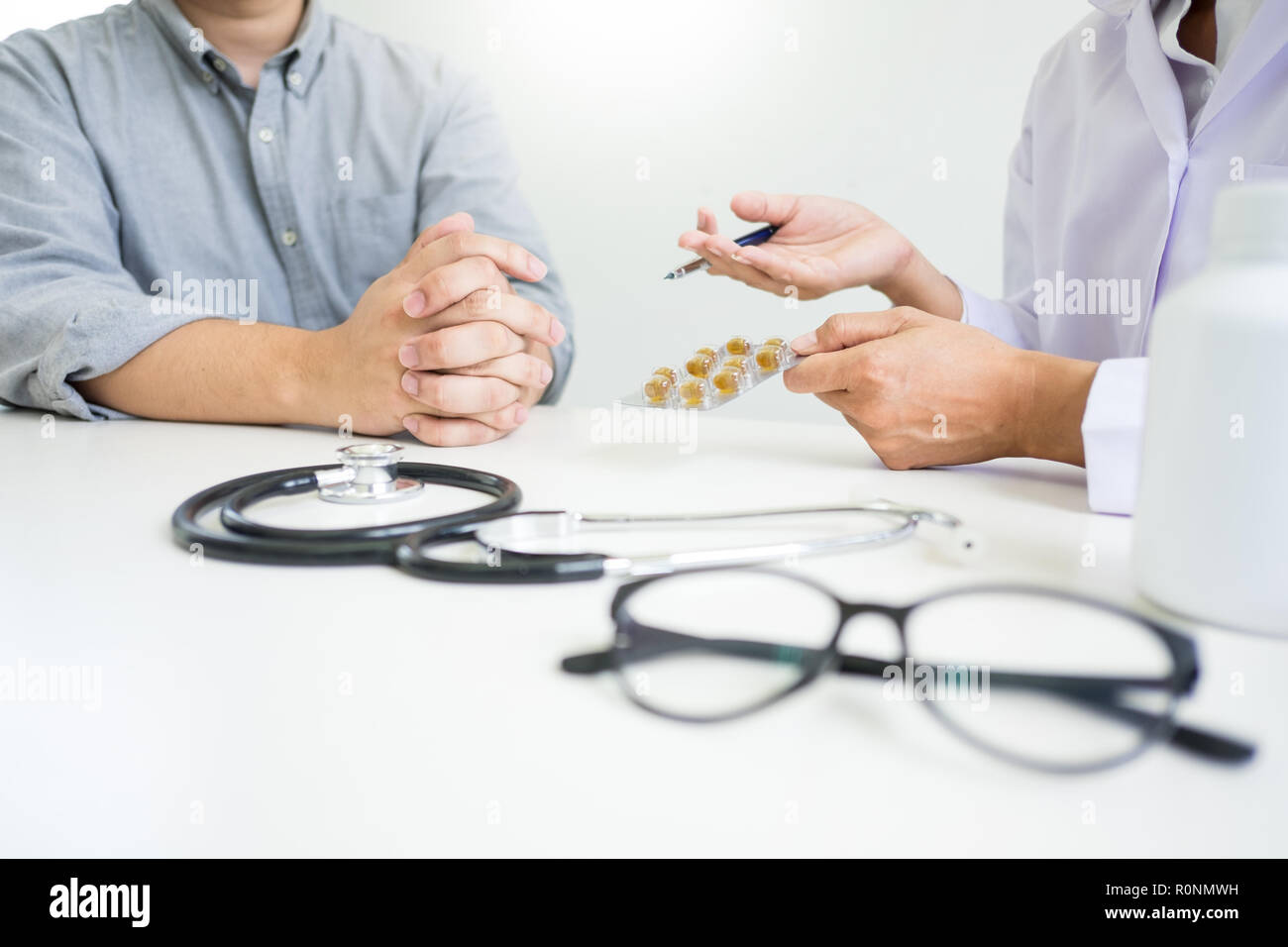 Doctor patient medication explain hi-res stock photography and images ...