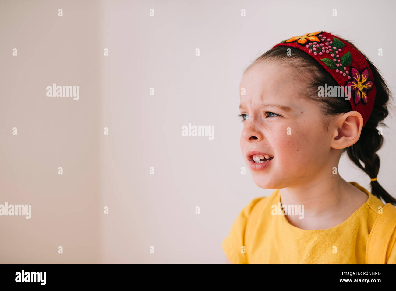 Confused girl hi-res stock photography and images - Alamy