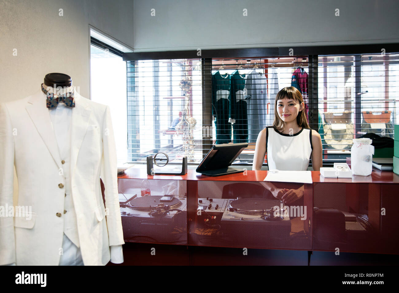 Japanese women greeting hi-res stock photography and images - Alamy