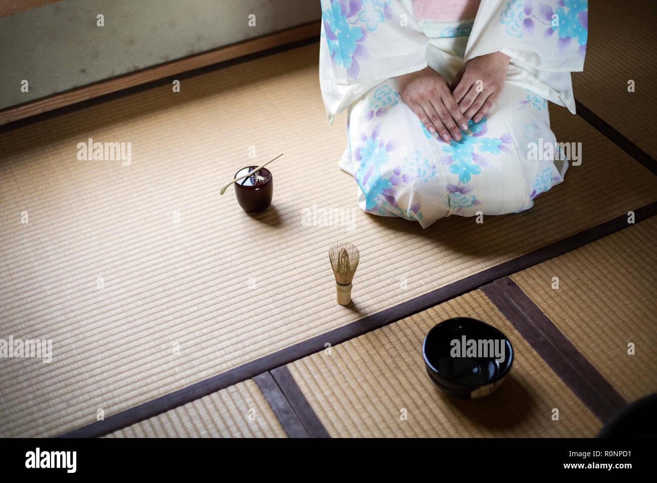Women in white kimono hi-res stock photography and images - Alamy