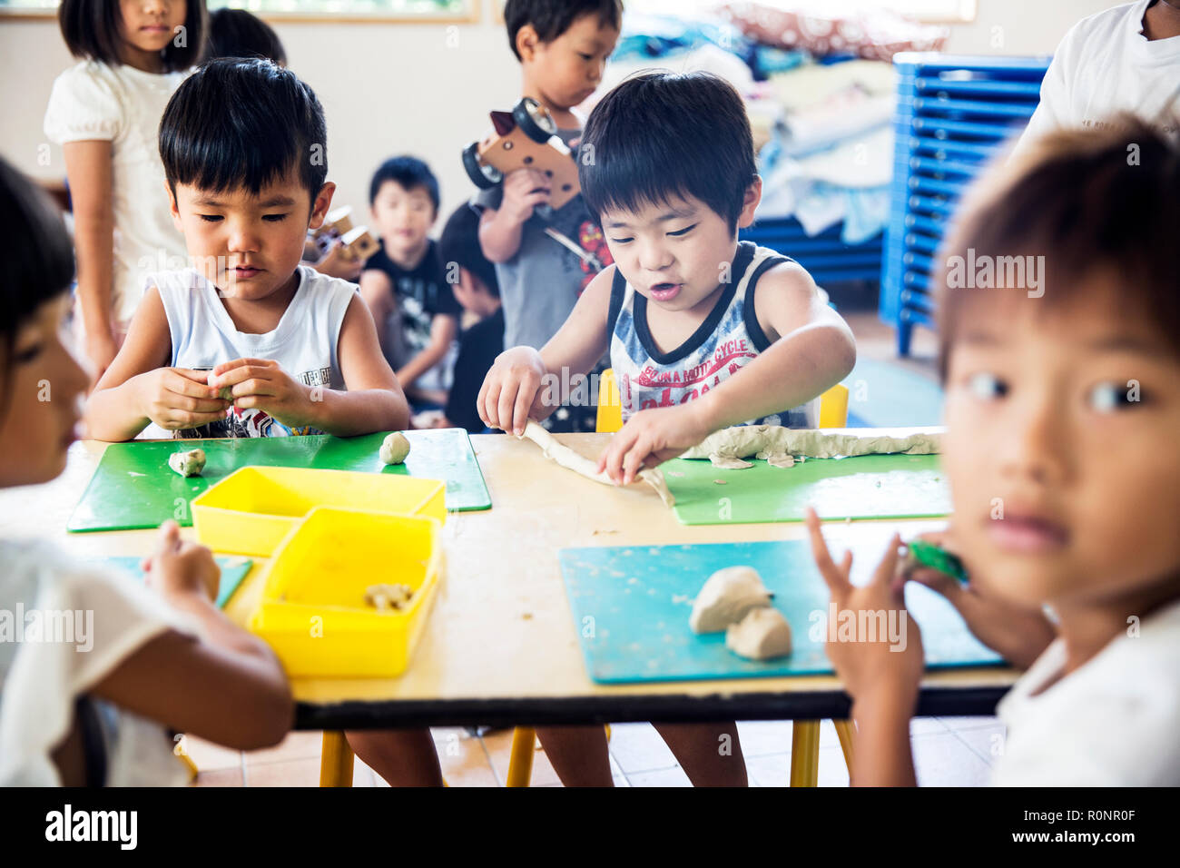 Pre school children playing table hi-res stock photography and images ...