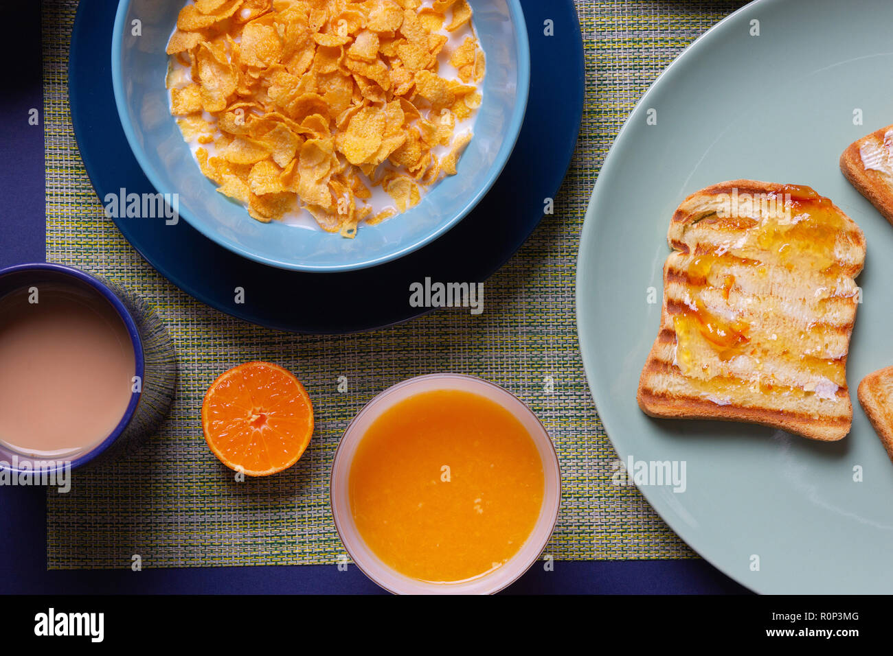 Colorful corn flakes hi-res stock photography and images - Alamy