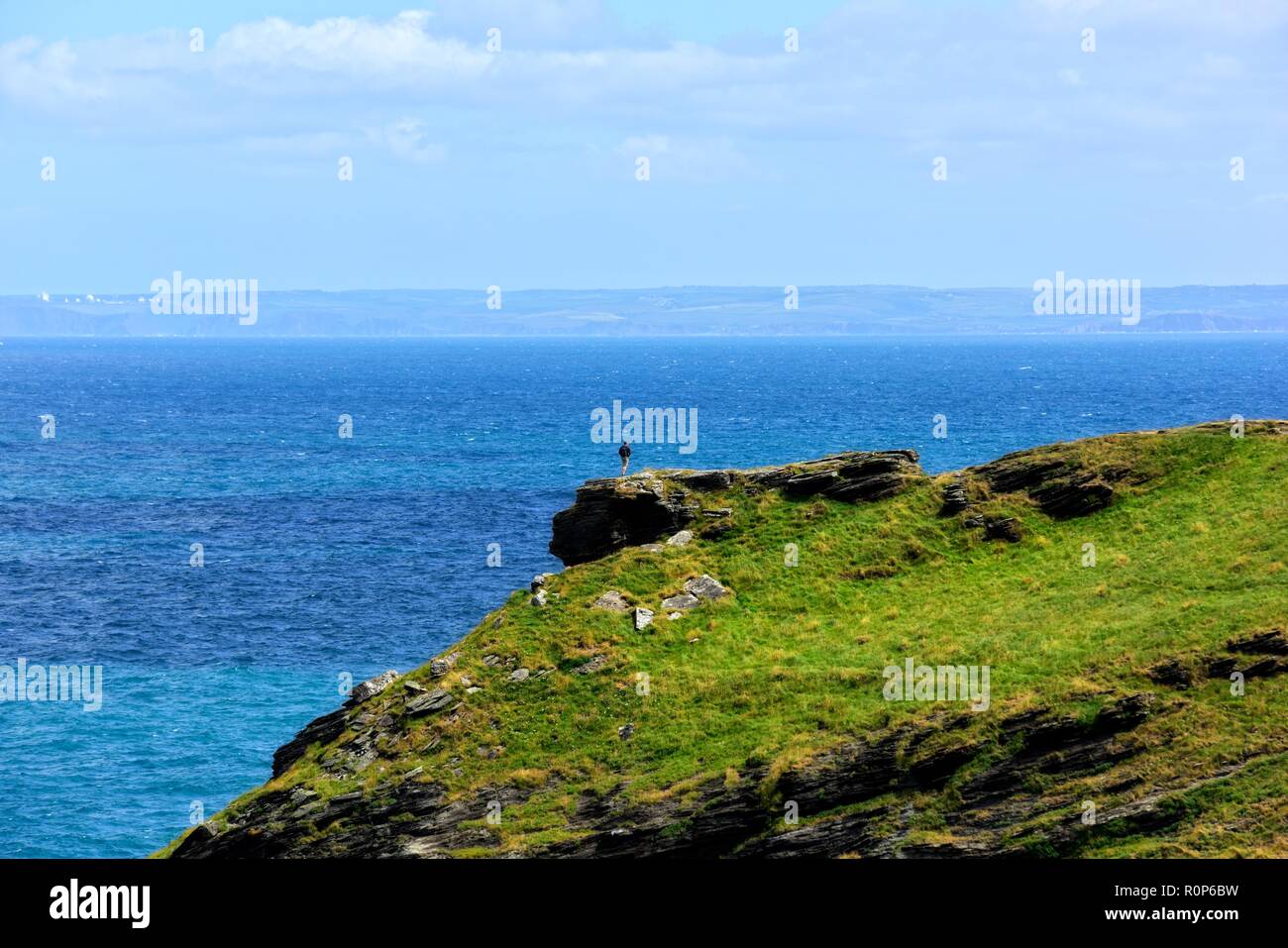 Cliff edge castle uk hi-res stock photography and images - Alamy