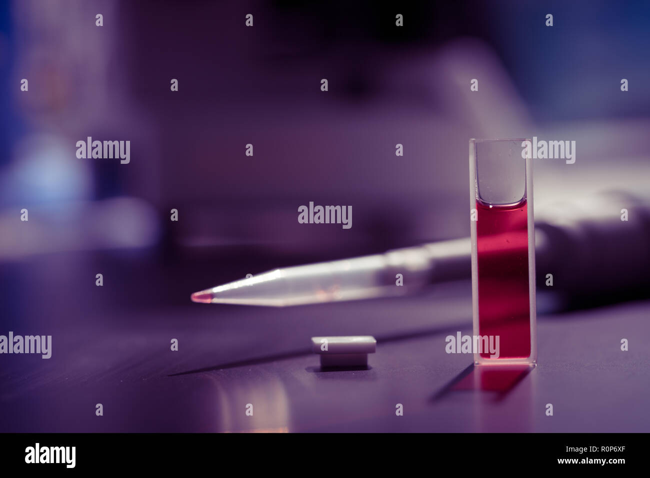 Quartz cuvette sample liquid hi-res stock photography and images - Alamy