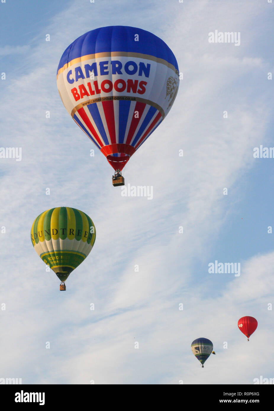 Hot air balloons uk sun hi-res stock photography and images - Alamy