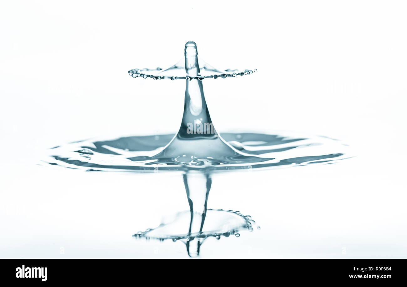 Water column drops falling hi-res stock photography and images - Alamy