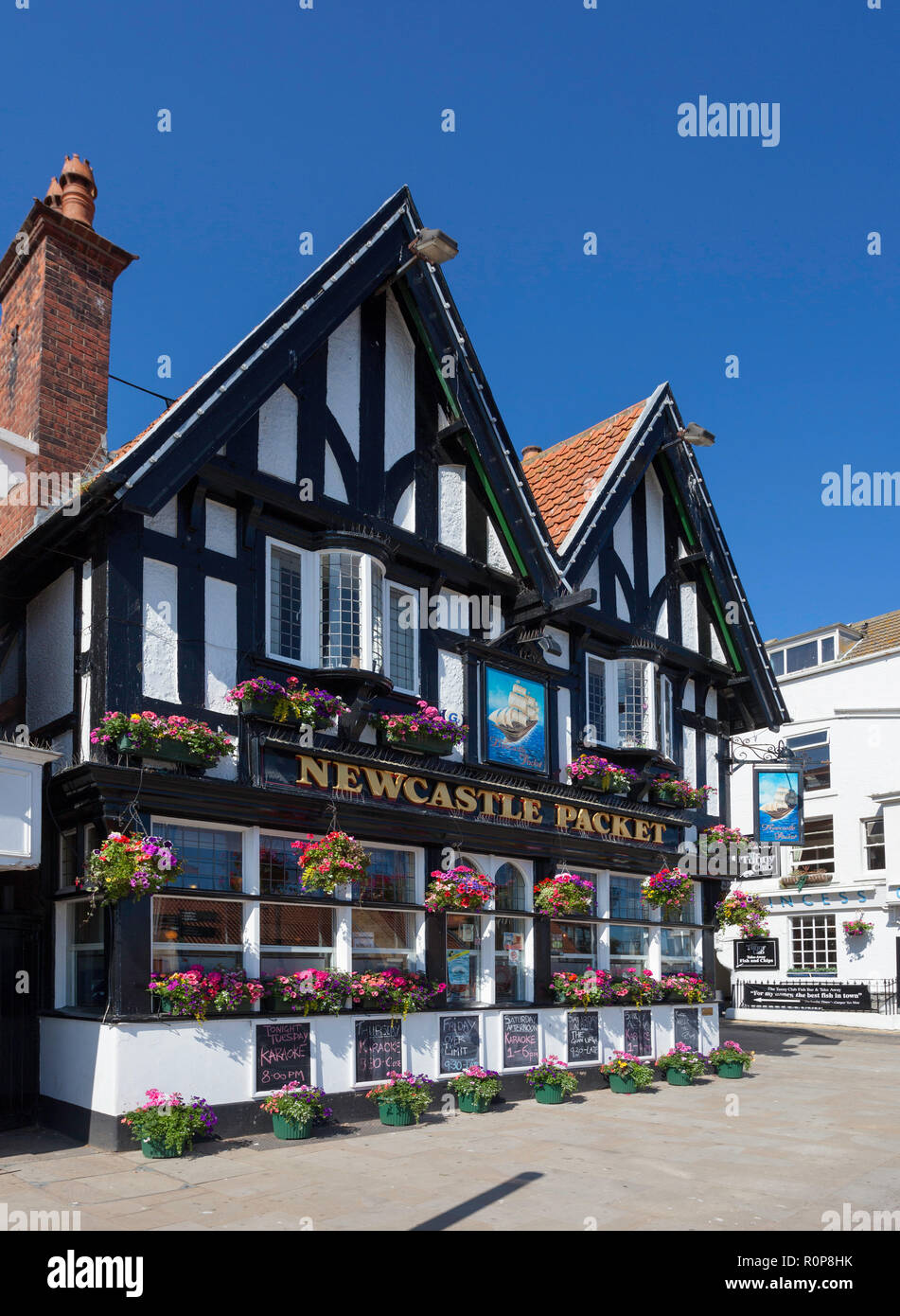 English pub front hi-res stock photography and images - Alamy