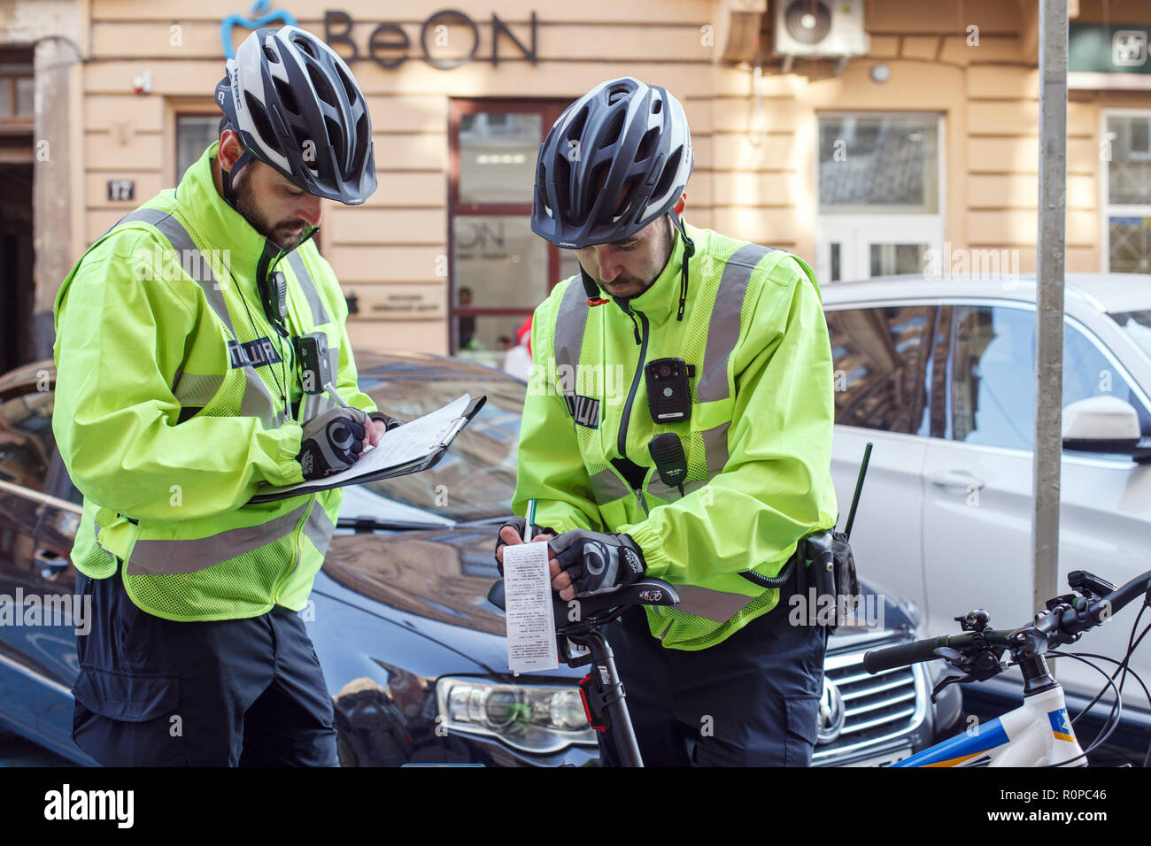 Police officers on bicycles hi-res stock photography and images - Alamy