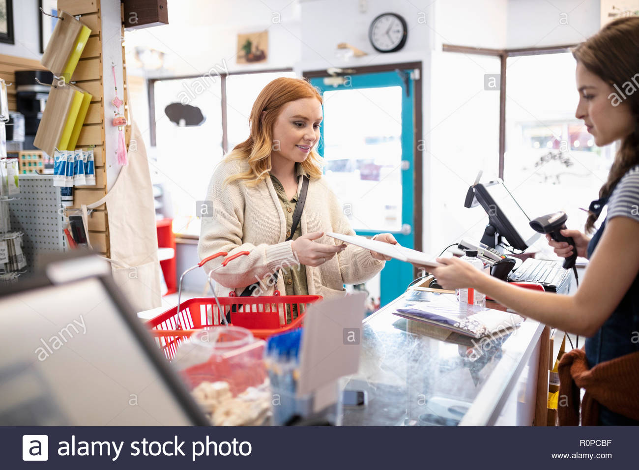 Customer scanner hi-res stock photography and images - Alamy