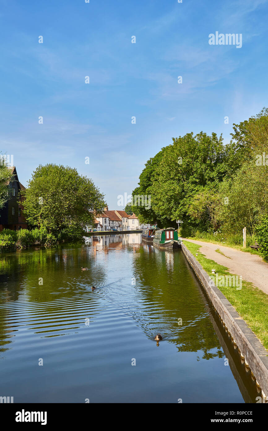 English canal scene in summer hi-res stock photography and images - Alamy