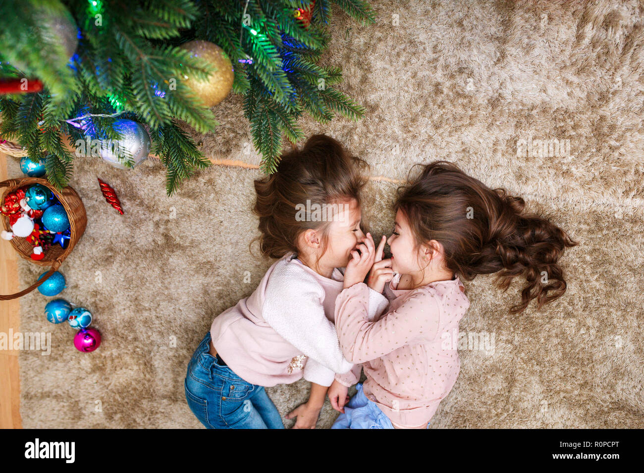 Children lying under tree hi-res stock photography and images - Alamy
