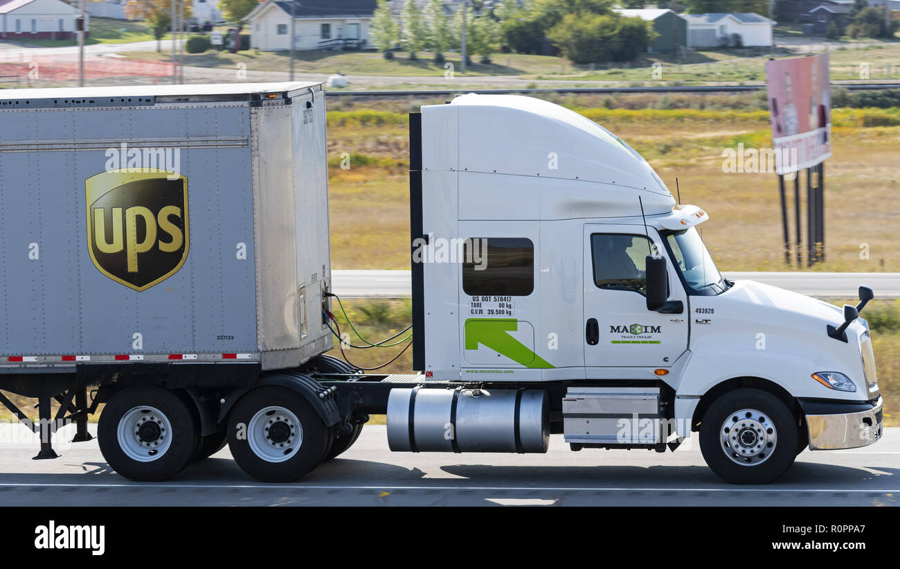 Ups semi truck hi-res stock photography and images - Alamy